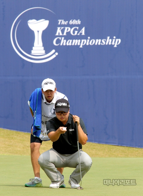 2017 KPGA에는 형제 캐디가 뜬다 - 시니어조선 - 골프 > 골프 소식
